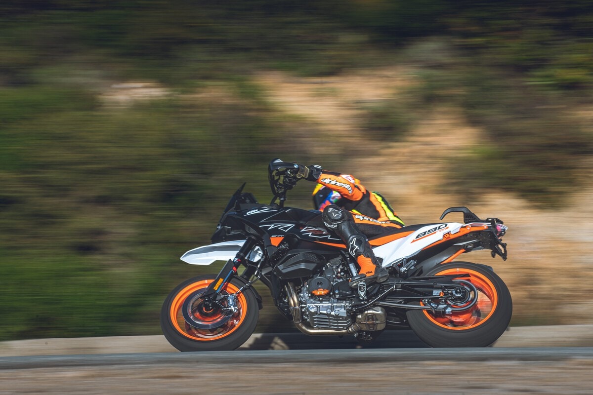 KTM 890 SMT: le caratteristiche, come va e il prezzo - Anteprima, Prova e Foto - Dueruote